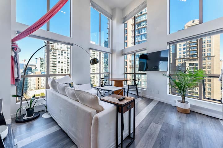 Spacious Loft In Central Downtown With Patio - Vancouver