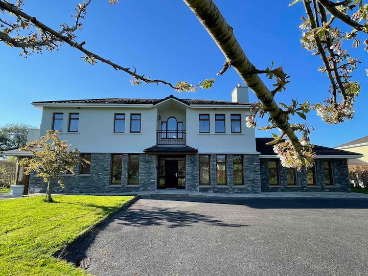 Large Luxury Golf And Family Retreat - Killarney