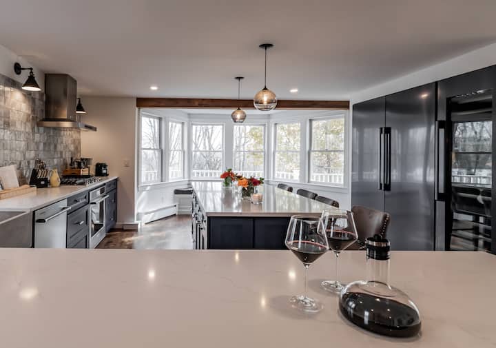 The Old Bell Tavern - Luxurious Historical Home - Range Pond State Park, Poland Spring