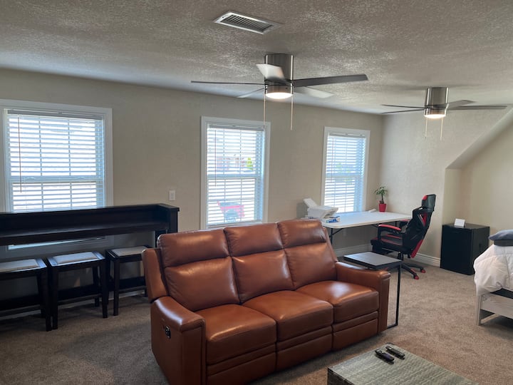 Private Room: Upstairs Master Suite W/ Office & Lr - Springdale, AR