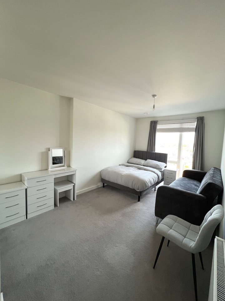 Luxury Modern 1br W/free Parking - Romford