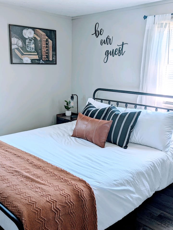 Charming Historical 2 Bedroom Cottage - Abingdon, VA