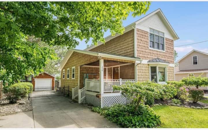 New Remodel, 3 Min Walk To Beach, Hot Tub, Pets Ok - South Haven, MI