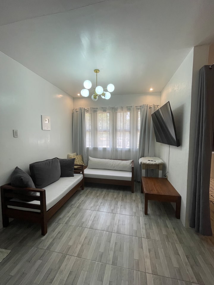Cozy Condo W/ 55” Smart Tv, & Sofa Comfort - Olongapo