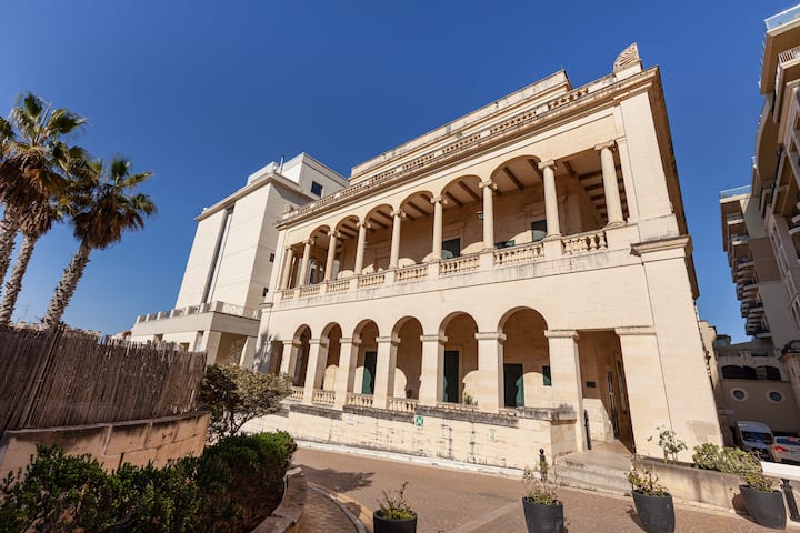Magnificent Palazzo Suites In The Heart Of Sliema - Malta