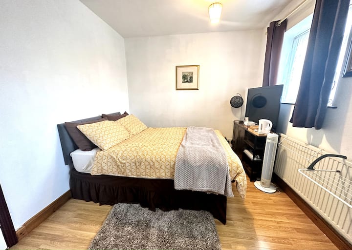 Club Vertigo Cozy Stays,three Comfortable Bedrooms - Chingford