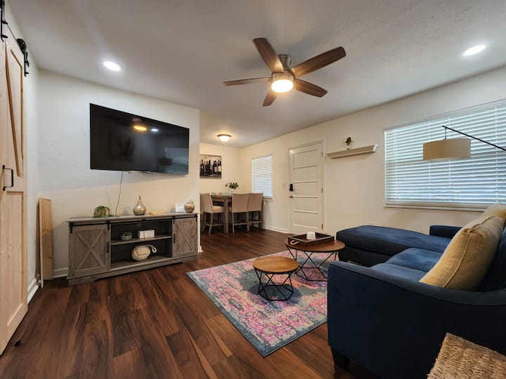 Updated Home In Quiet Neighborhood & Near Beaches! - Clearwater, FL