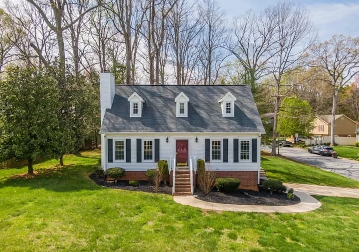 Cozy Pepper Home | Pool Table + Gym + Backyard - Greensboro, NC
