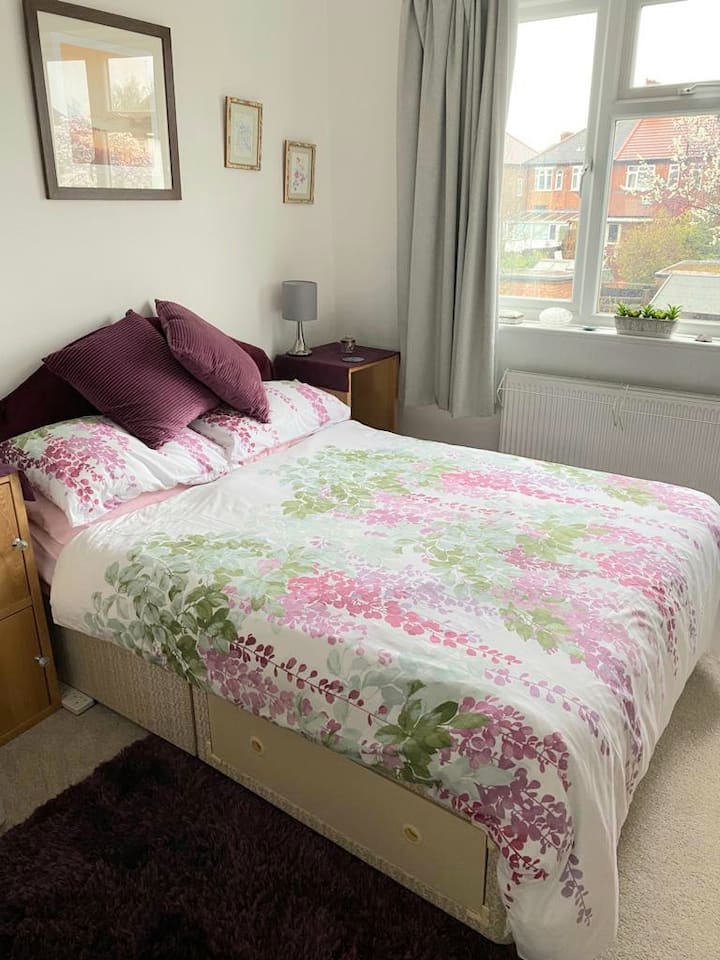 Large Double Room, Garden View, 3 Mins To Train - Epsom