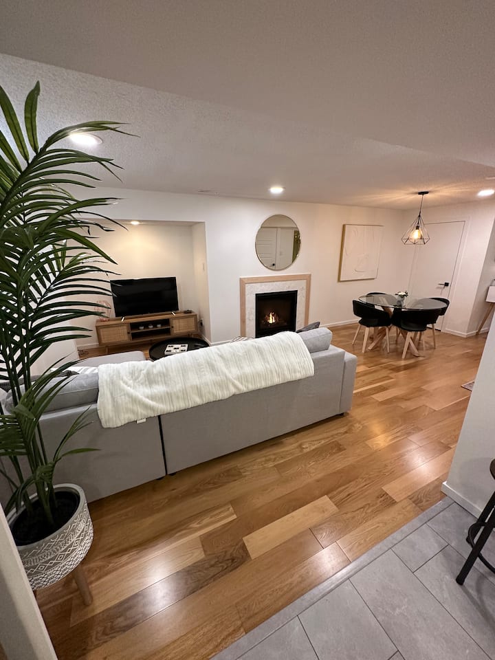 Legal Suite Close To Mall, Dt, Lrt & Exit To Mtns - Calgary