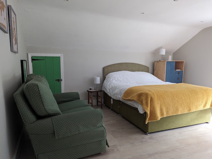 Corfe House Loft Space, Entire Top Floor Of House - Northampton