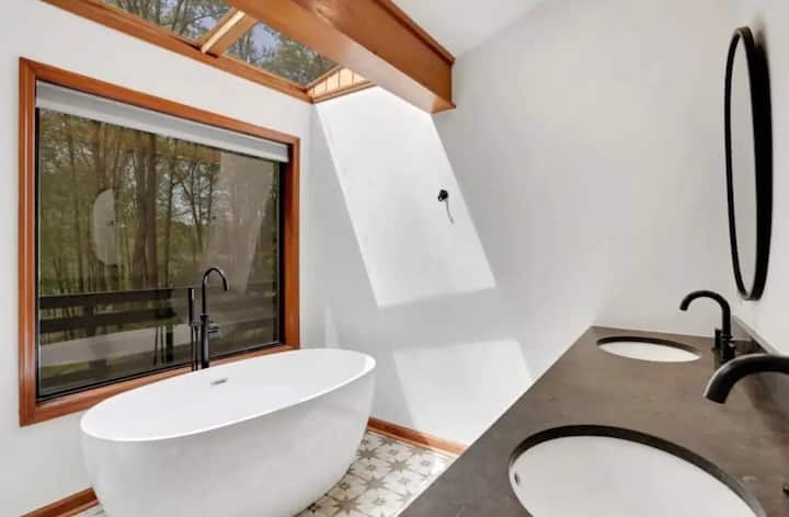 Dark Star Lodge-10 Min To Lake Lanier Islands - Buford, GA