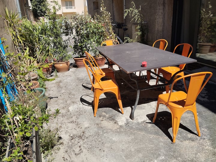 Un Lieu Chaleureux Et Lumineux, Jolie Cour Arborée - Sète