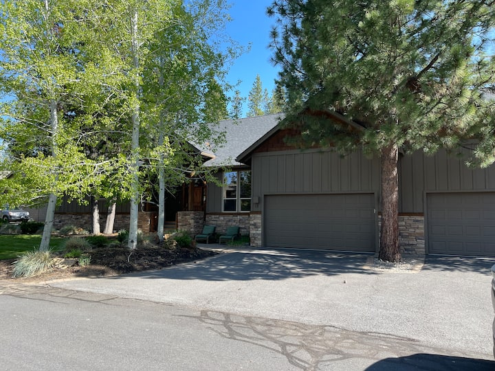 New Listing! 7 Bed, 4.5 Bath Luxury Lodge - Sunriver, OR