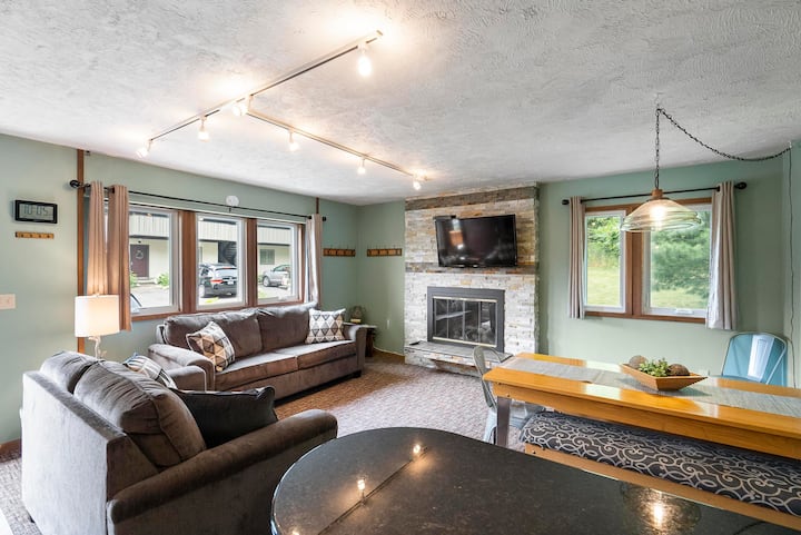 Winter Fun Here, At Base Of Boyne Mtn, Slps 11. - Boyne City, MI