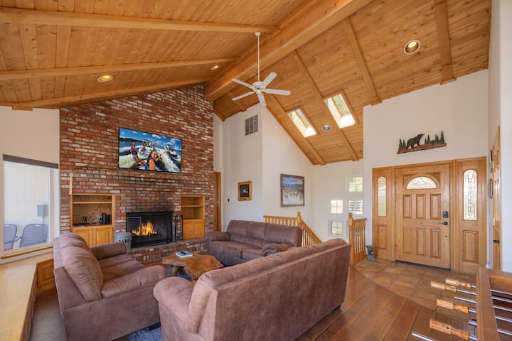 Million Dollar View Cabin Ski Slope Views  Hot Tub - Big Bear Lake, CA