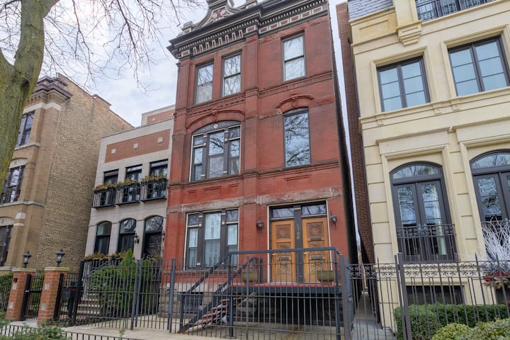 Vintage Walk-up In Old Town - McKinley Park - Chicago