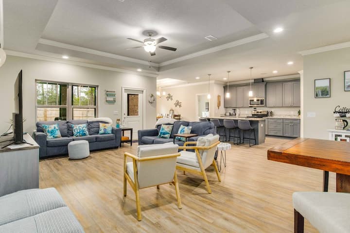 Stunning 5br-ideal For Group/family, 8min To Beach - Navarre Beach, FL