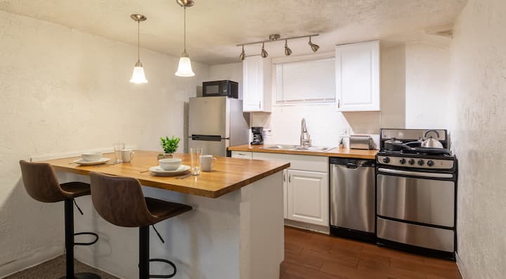 Dog Friendly 2bd In Trendy Capital Hill Area - Denver, CO