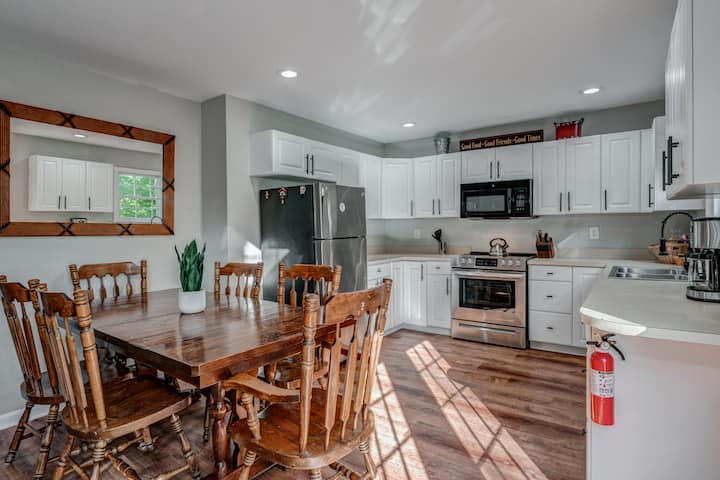 2 Adjoining Homes - Walk To Downtown & Main St! - Helen, GA