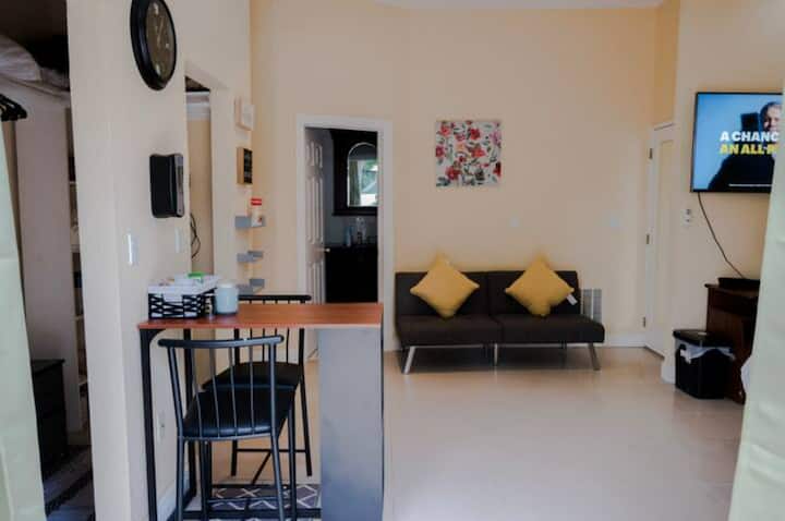 Cheerful And Cozy Efficiency - Hollywood, FL