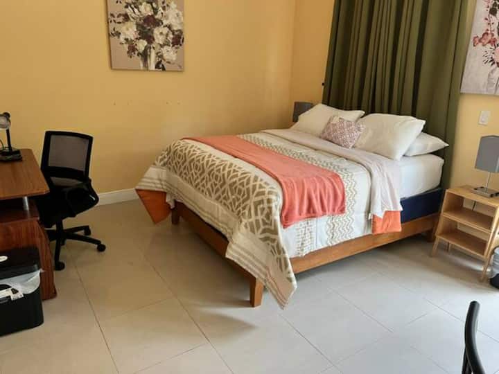 Cheerful And Cozy Efficiency - Hollywood, FL