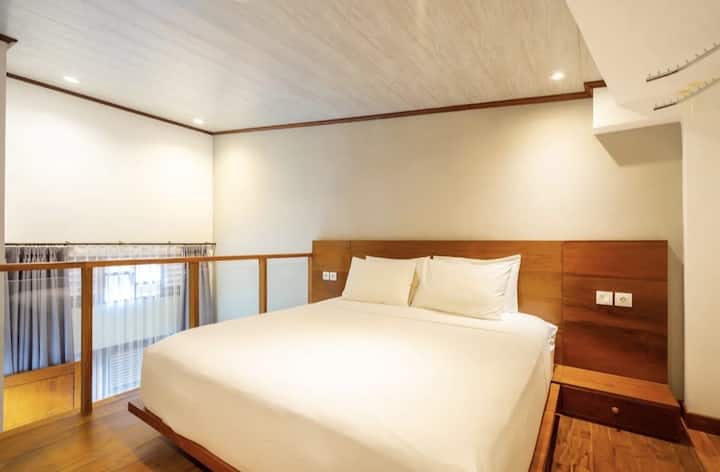 Private Mezzanine Room Seminyak - スミニャック