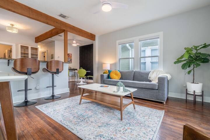 Charming Modern Bungalow: W/ King Bed, Close To Dt - San Antonio, TX