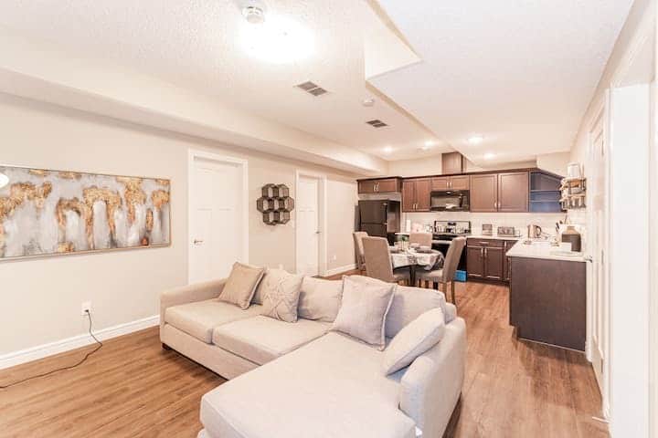 *Allardbasementsuite*near Airport & Southcommon - カナダ エドモントン