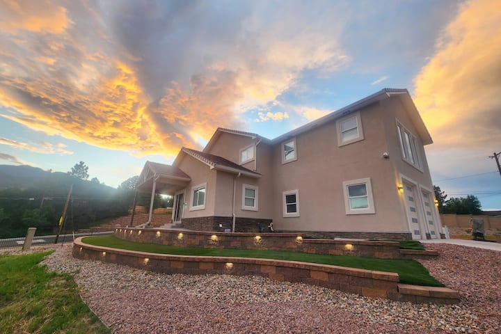Relaxing Home Away From Home, 7 Br/8 Beds/sleeps14 - Manitou Springs, CO