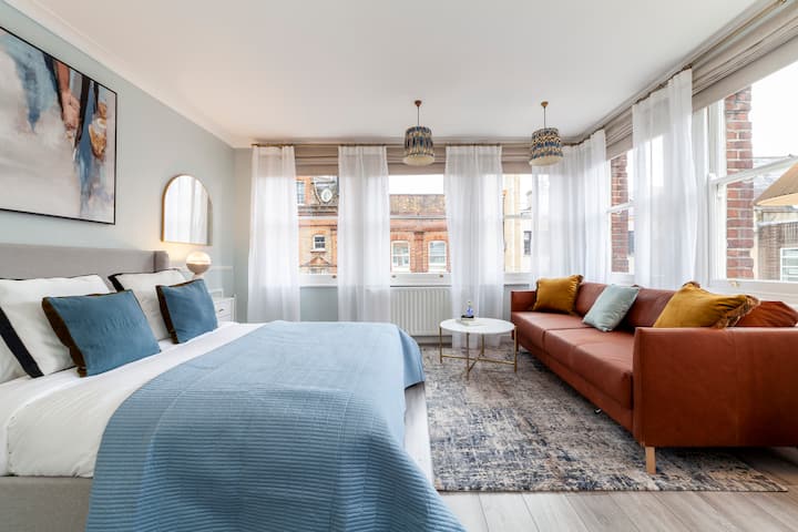 Bright Serviced Apartment In Mayfair, London -