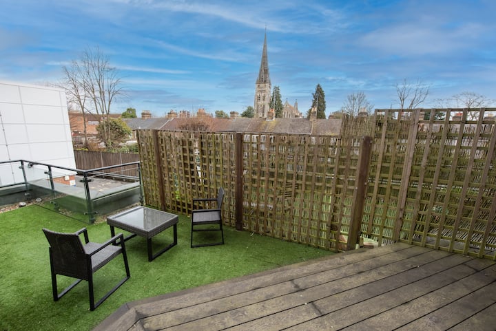 Heart Of Brentwood - Parking - Fast Wifi - Balcony - Brentwood