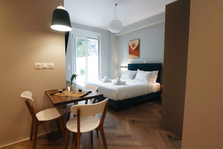 Metro | Acropolis | Courtyard | 100mbps - Athens