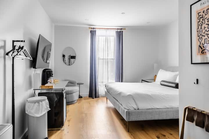Historic Building | Stylish| King Bed | Dtwn - Bangor, ME