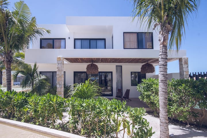 Linda Villa En La Playa - Telchac Puerto