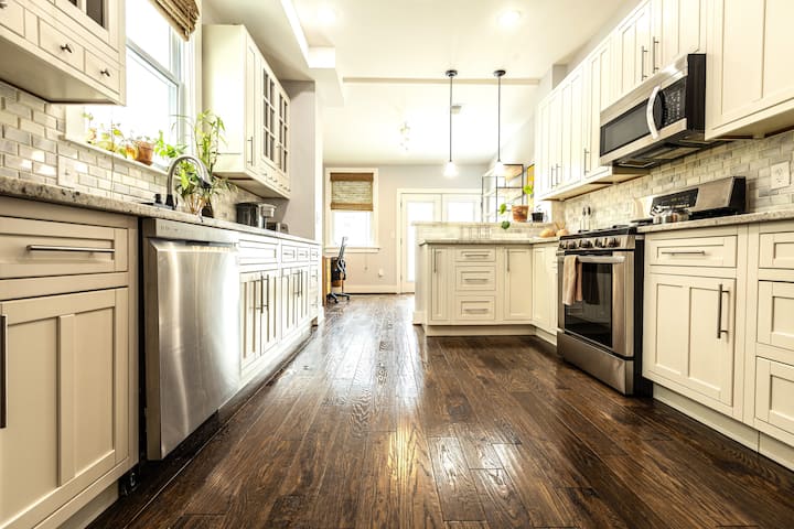 King Bed-expansive 3-bed House-near Nat. Mall - Hyattsville, MD