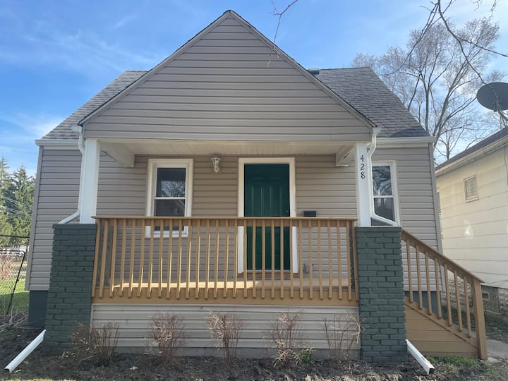 3 Bedroom With 1.5 Bathroom Home - Warren, MI