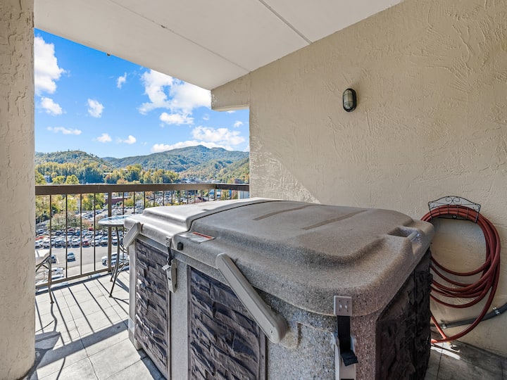 Private Hot Tub | Walk To Town - Gatlinburg, TN