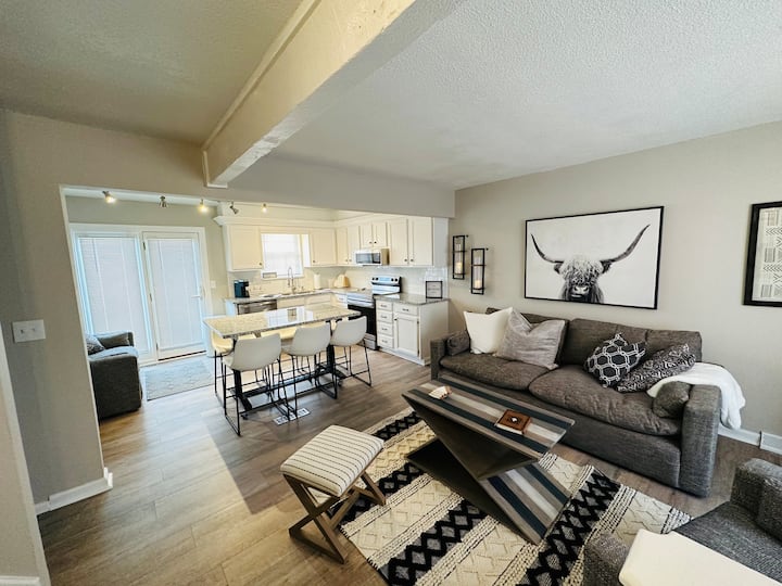 Cozy-stylish-renovated Getaway W/ Hot Tub! - Olathe, KS