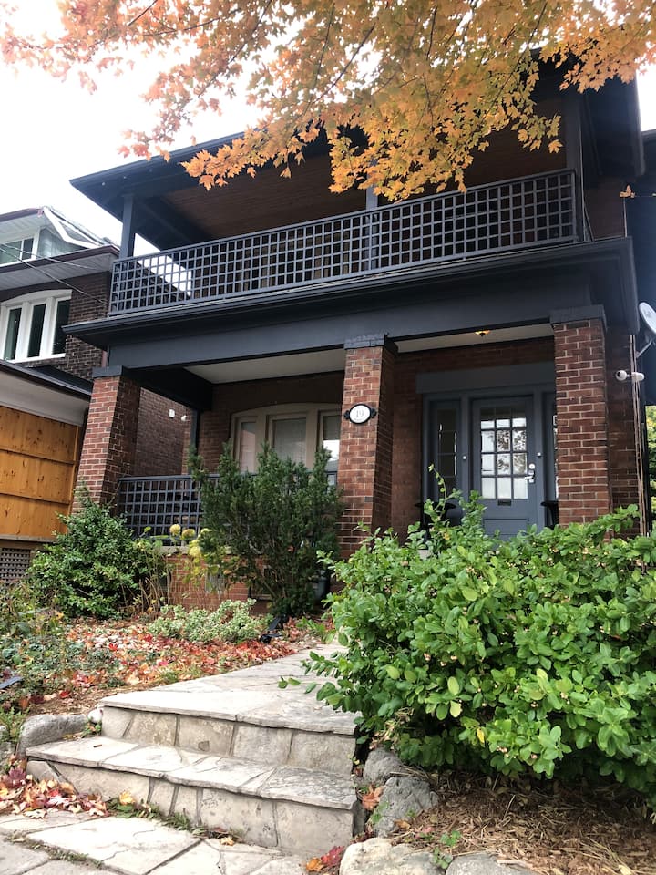 Hillcrest Home Sized Penthouse - Toronto