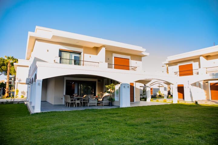Denize Sıfır - Havuzlu 4+1 Villa Gardenia 2 - Kuşadası