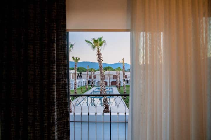 Denize Sıfır - Havuzlu 4+1 Villa Gardenia 1 - Kuşadası