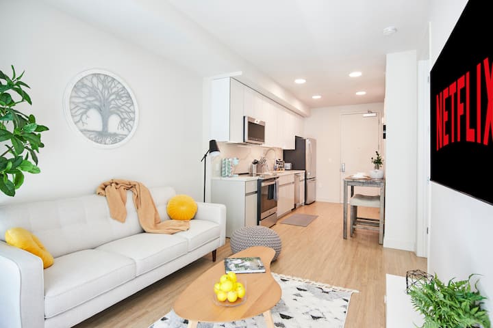 Modern City Hideaway/free Parking/king Bed/balcony - Santa Monica, CA