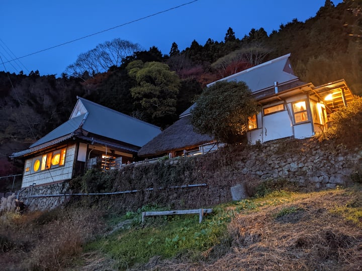 19世紀の建物(一棟貸切 茅葺き屋根と流木アートの贅沢空間)ゲストハウス 月空 - 橋本市