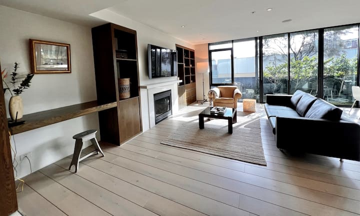 Two Level Luxe Townhouse - Melbourne