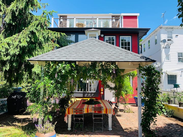 Downtown 4 Bedroom Garden Duplex In Historic Area - Jamestown, RI