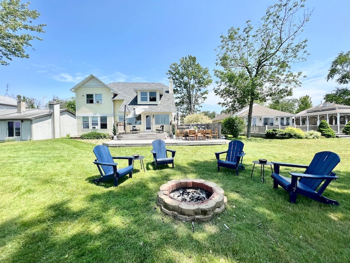 Huge Sandy Pond Lake House & Bunkhouse-sleeps 18! - Southwick Beach State Park, Henderson