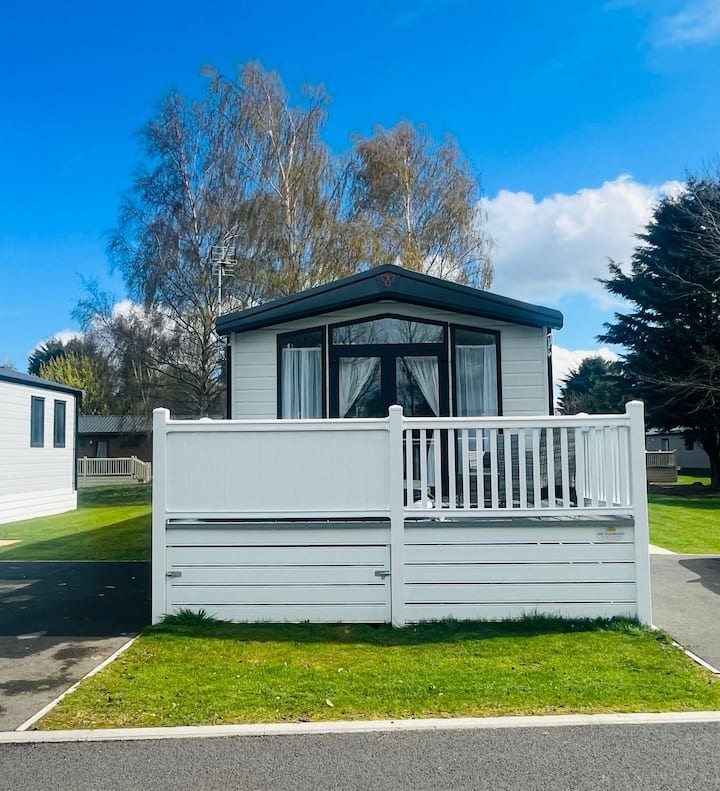 Evergreen Lodge With Hot Tub - Pocklington