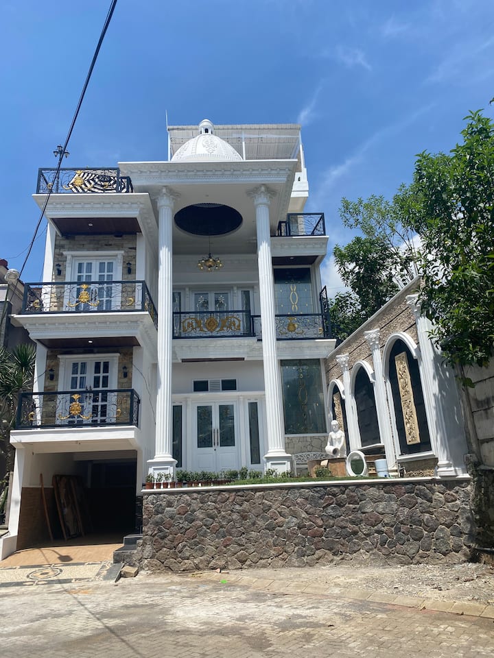 Villacio 1min Fr Museum Angkut - Australien