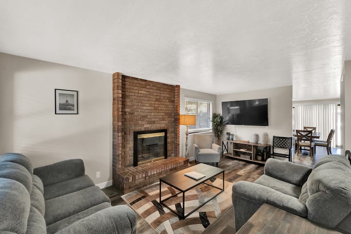 Beautiful And Private Slc Home - 5 Bedrooms! - Salt Lake City, UT